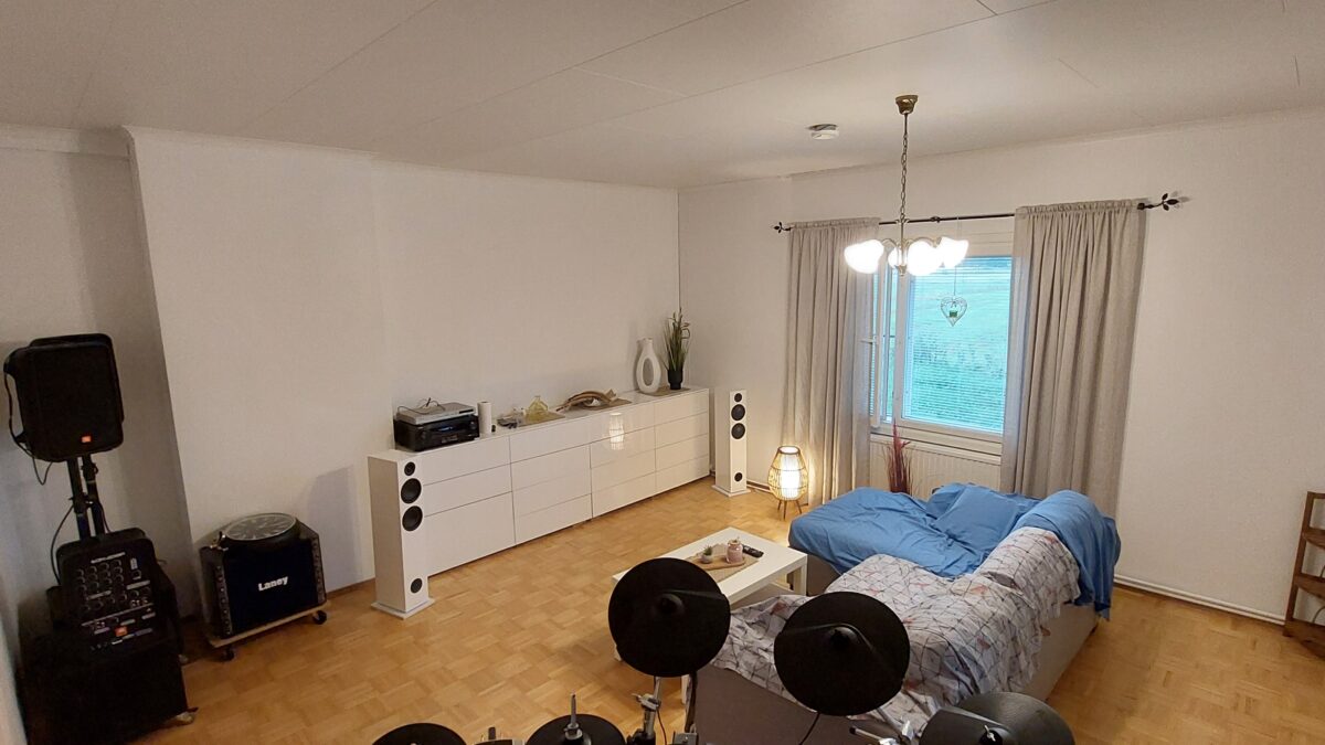 Myydään - Iso 250m2 maalämmitteinen omakotitalo +100m2 talli+pelto ...